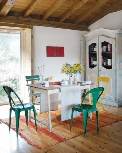 Una casa rural de estilo rústico y muy colorida