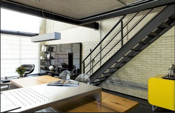 Loft moderno con elementos metálicos