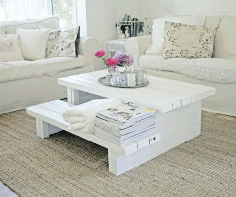 Mesa de centro con objetos y materiales reciclados