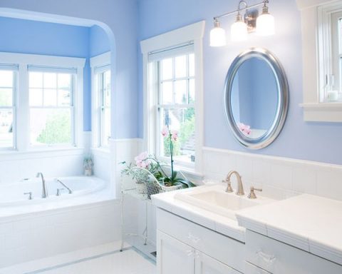 Relajantes cuartos de baño decorados en color azul